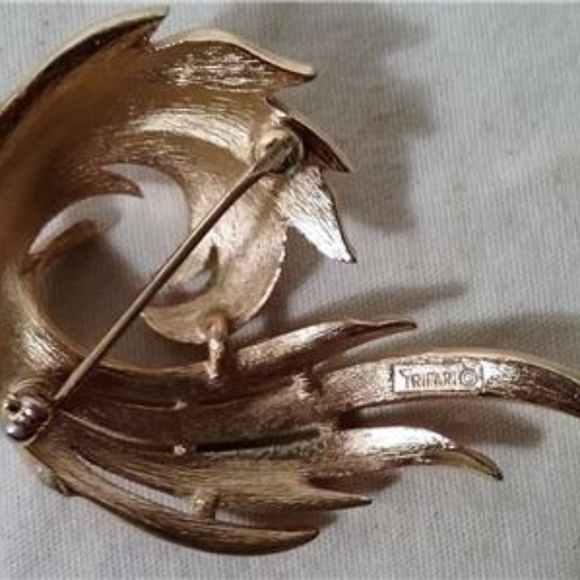 Trafari | Jewelry | Vtg Trafari Gold Tone Swirl Leaf Womens Brooch ...